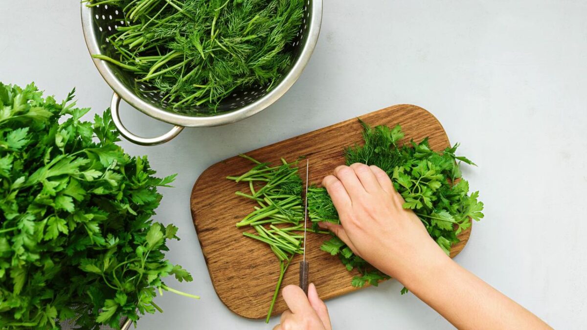 7 Popular Green Herbs: What They Are & How to Use Them