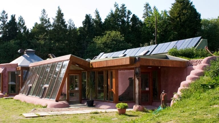 10 Self-Sustaining, Zero-Waste Earthships That Cost Next to Nothing to ...